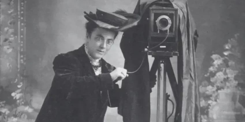 Jessie Tarbox Beal becomes the first woman photojournalist in United ...